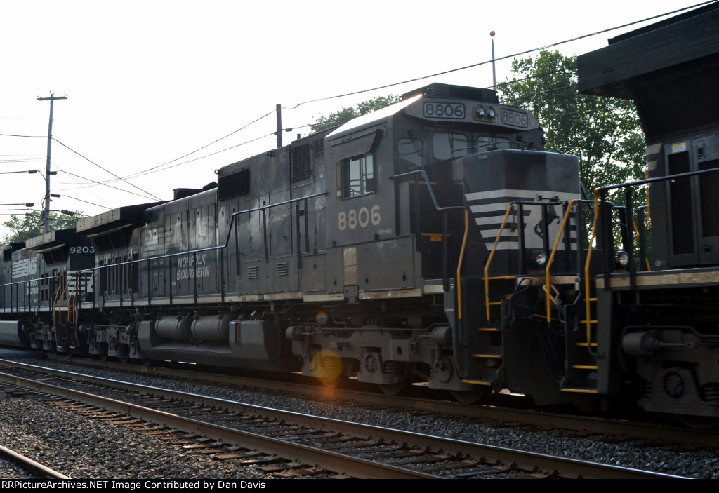 NS C40-9 8806 in the middle on 15T
